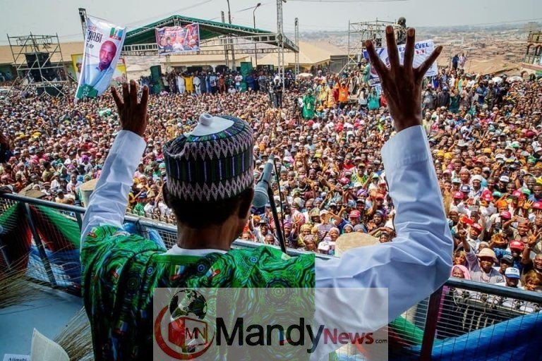 Buhari’s Magic Hand And Other Photos From Campaign Trail