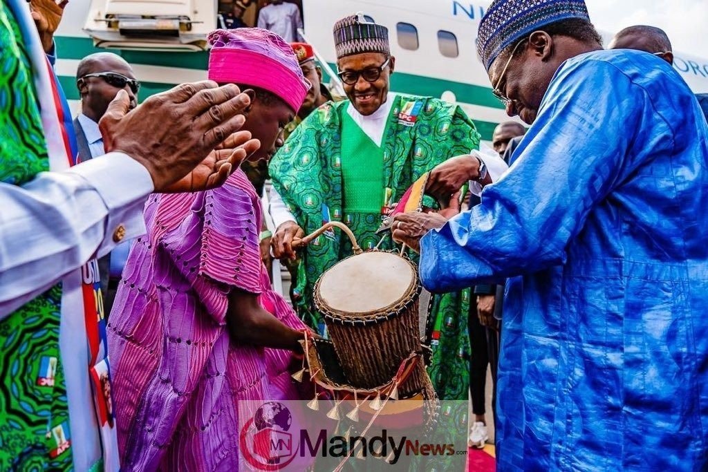 Buhari’s Magic Hand And Other Photos From Campaign Trail